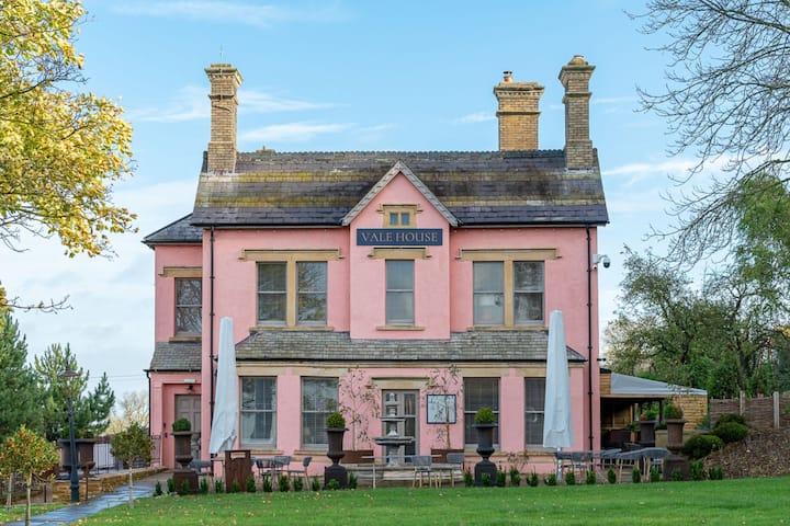 9 Bedroom House | Sleeps 25 | Belvoir Castle - Leicestershire