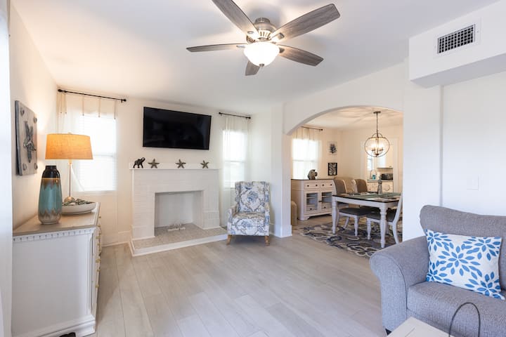 Downtown Bradenton Gem: 3-bed Luxury Haven - Bradenton, FL