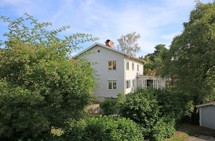 Stor Villa Med Lummig Trädgård - Stockholm