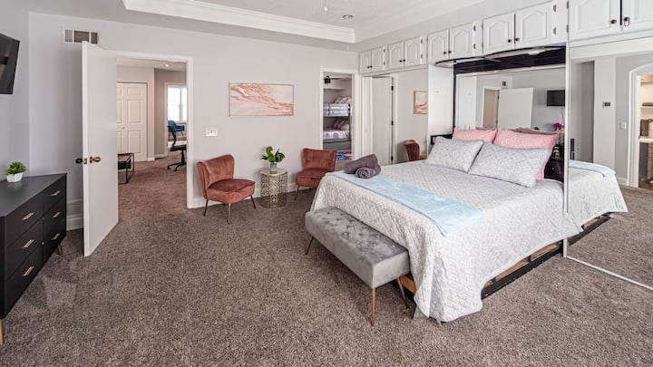 Glamorous Renovated Modern Home - エバンズビル, IN