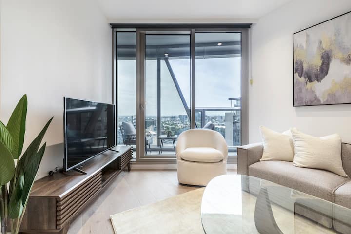 #West Side | Contemporary Cbd Living From Level 23 - Williamstown
