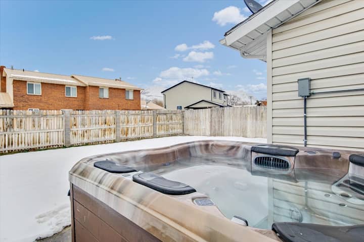 Haiti Haven | Fenced | Massage* | Hot Tub | Bbq - 오렘