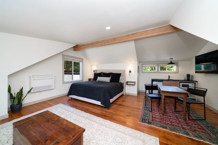 New Top Floor In Upscale Riverfront Boutique Inn - Manzanita, OR
