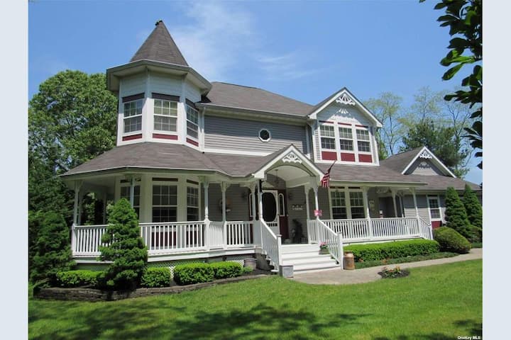 Victorian Beach House Paradise - Riverhead, NY