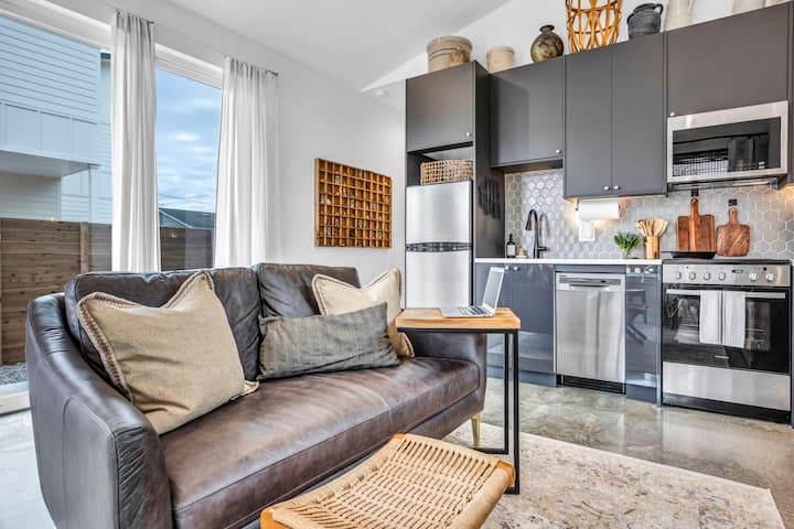 Modern Luxe Retreat | Near Zilker, Soco + Downtown - Foothills Of Barton Creek, TX