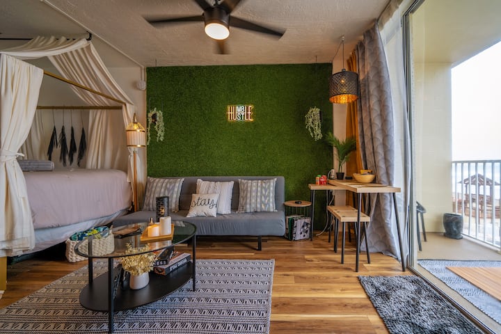 Humble View Lux | Private Balcony| Pool Open - Daytona Beach, FL