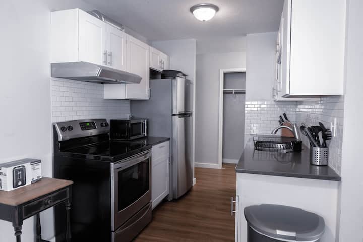 Unit 31- City Getaway: Cozy 2br With Free Parking - Minnesota
