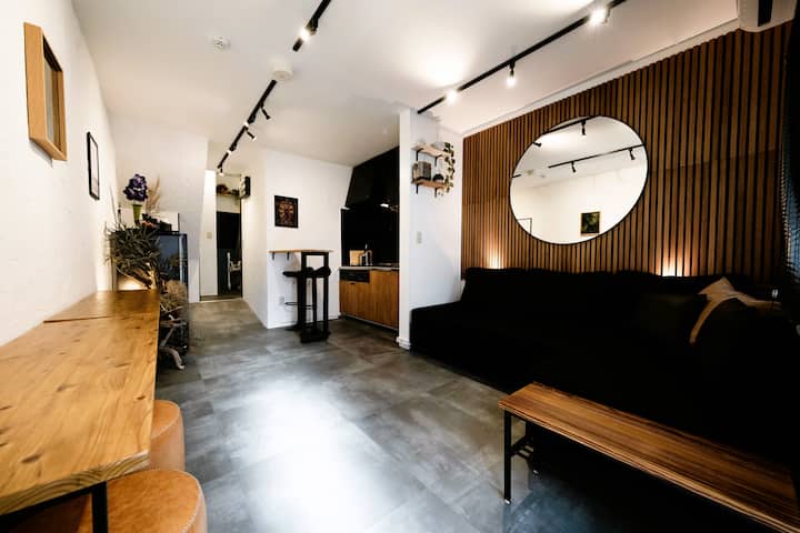 都立家政徒歩1分！新宿直通15分！アートでお洒落な2階建て一軒家/最大6名 - 調布市