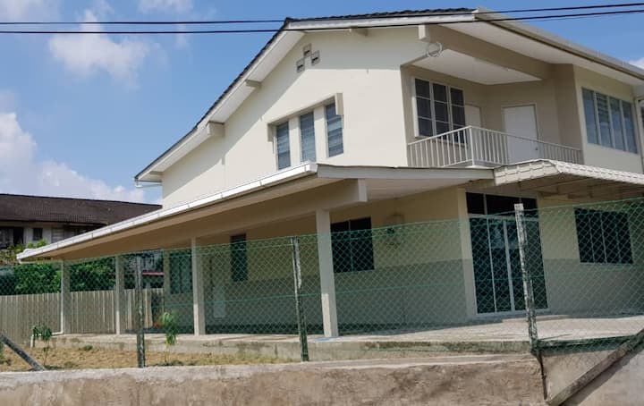 J & I Homestay B (2 Person) With Shared Bathroom - Sibu