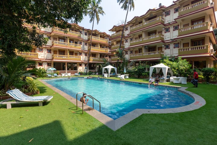 Roomzaway: Pool, Kitchen, Wifi, Parking @ Candolim - Goa