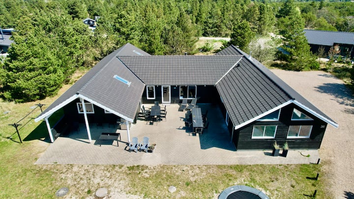 22 Personer I Et Stort Velholdt Luksussommerhus - Danemark