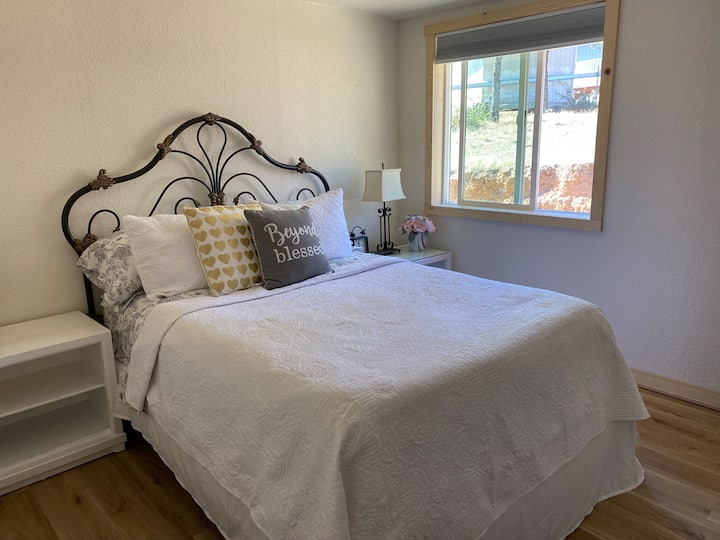 Rustic Country Cottage - Oroville, CA