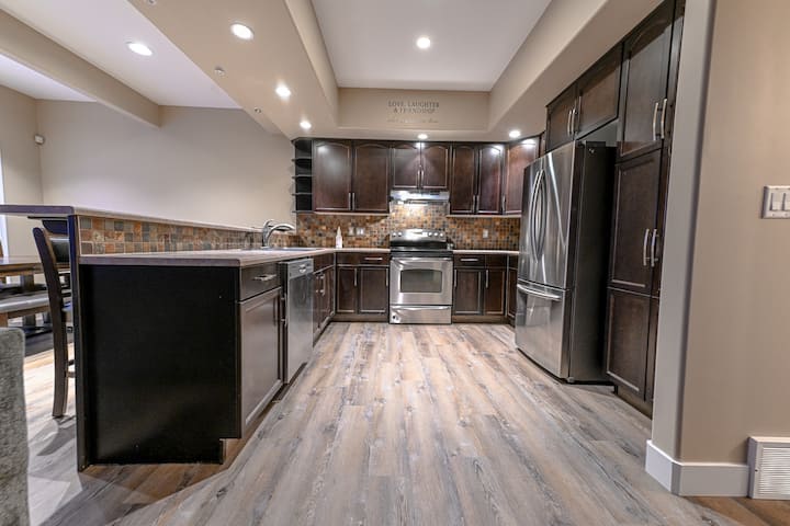 Office | Garage | Free Wifi | Long Stays Welcome! - Grande Prairie