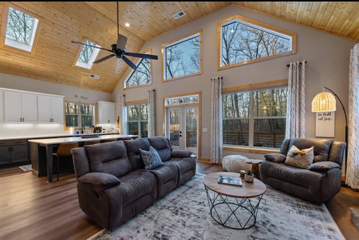 Peaceful & Spacious Modern Cabin W/ Hot Tub - Ellijay, GA