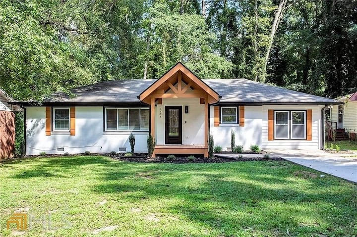 6 Beds, Sleeps 10 W King Bed Near Airport - Atlanta, GA