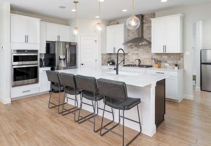 Spacious 4bdr W/king Bed - Buda, TX