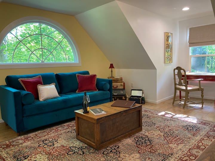 Vintage Inn B&b - King Champagne Suite - 2 Rooms - South Haven, MI