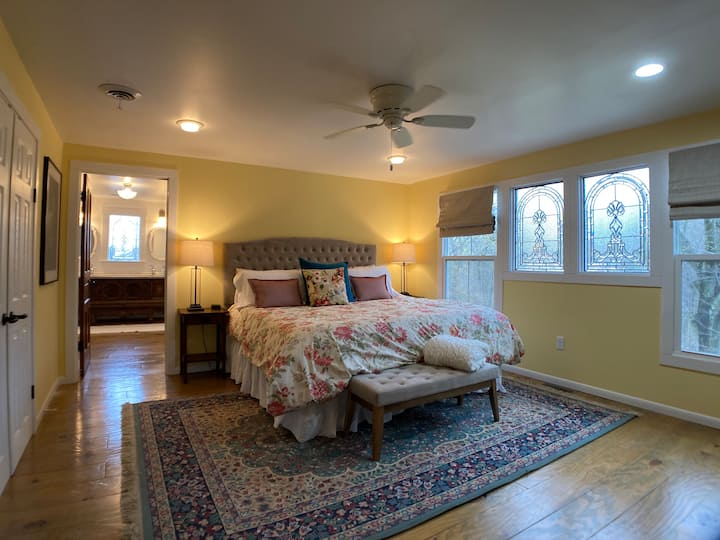 Vintage Inn B&b - King Champagne Suite - 2 Rooms - South Haven, MI