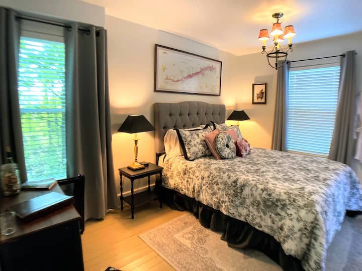 Vintage Inn B&b - Queen Bourgogne Suite - South Haven, MI