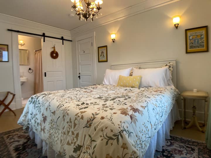 Vintage Inn Bed & Breakfast - Queen Loire Suite - South Haven, MI