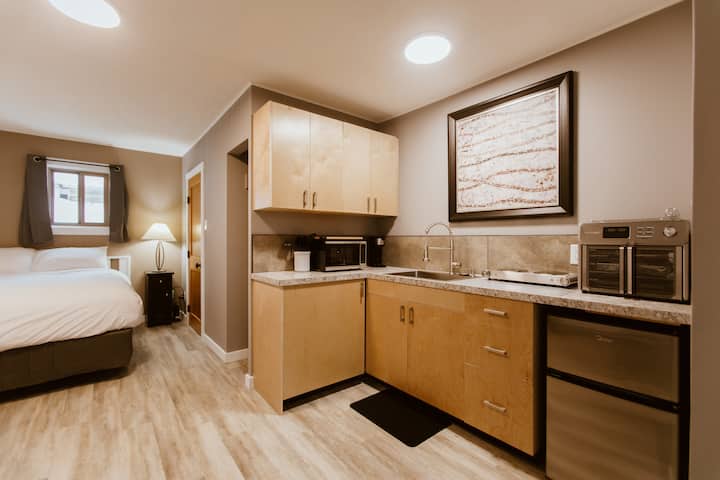 Upgraded Studio With Kitchen - Room 10 - Rossland