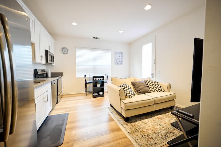Private & Gorgeous 1 + 1 Condo! - Santa Clarita, CA