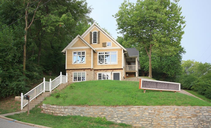 Hill House | 2 Bed +1.5 Bath - カンザスシティ, MO