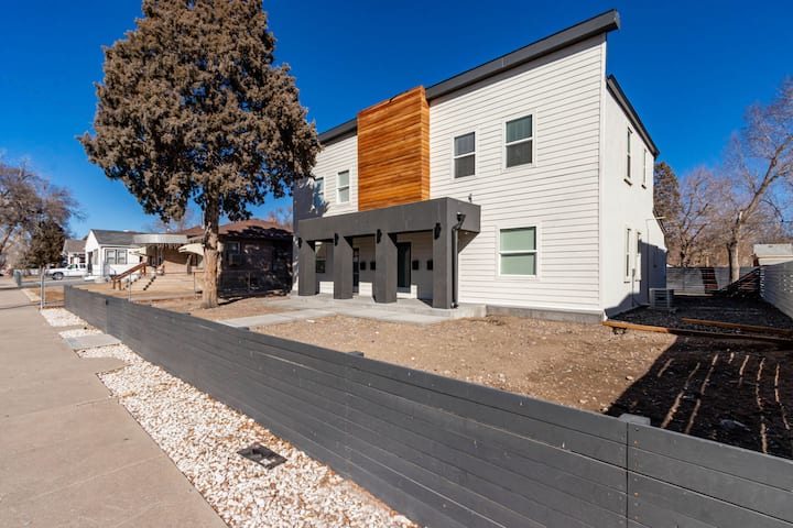Large 10 Bedroom 4 Bath Combined Space! Sleeps 20 - Pueblo, CO