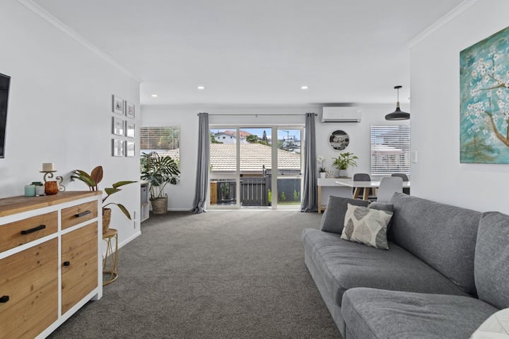 Quiet & Cosy Renovated Family Home - Mount Maunganui