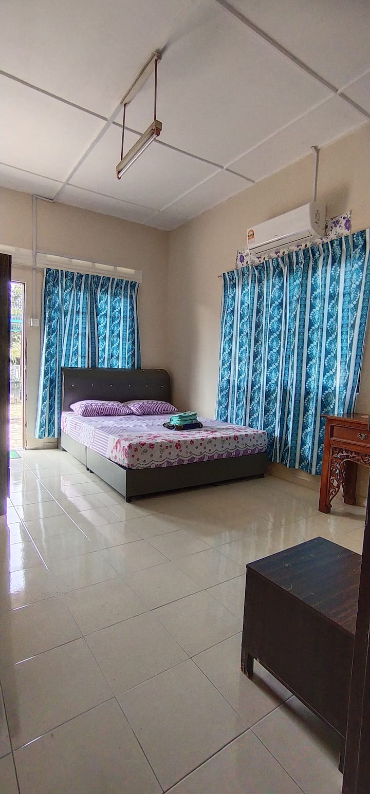 Ainie's Guesthouse Awesome! - Merlimau