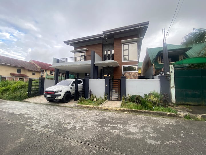 Centrally Located Modern House With Pool - Tagaytay