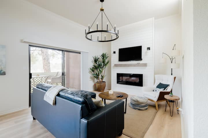 Old Town W Golf Course Views & Amenities! Pools! - Scottsdale, AZ