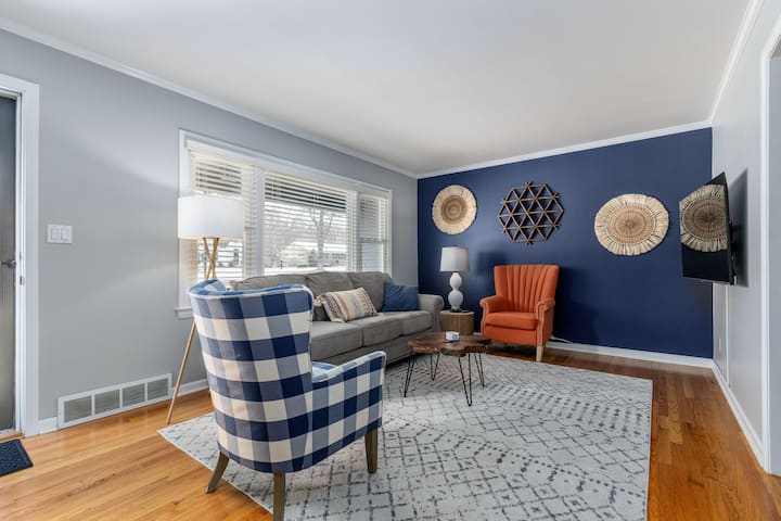 ~Great Location | Game Room | Easy Self Check-in~ - Overland Park, KS