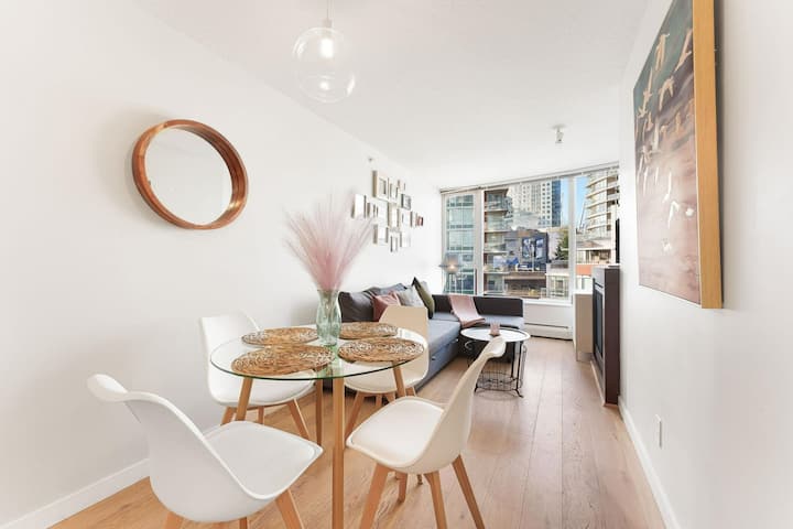 Bright 1 Br + Den + Parking Dt! - Vancouver