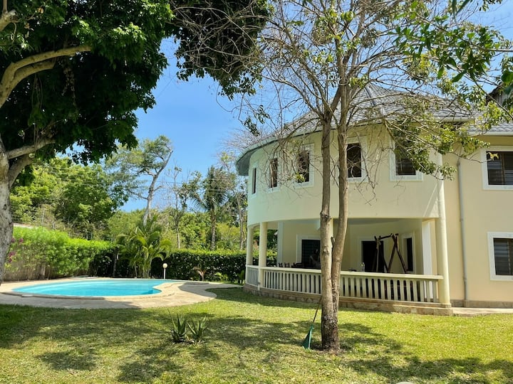 Beach Villa 3 Bdr - Private Pool - Diani Beach