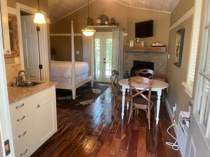 Luxury 1 Bed Cabin Offers Comfortable Ambiance - Lake Viking, MO
