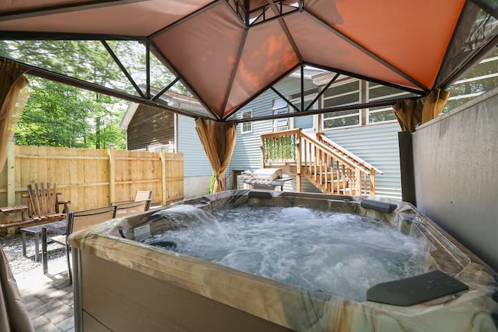 Poconos Getaway - Hot Tub, Fire Pit, & Game Room - East Stroudsburg, PA