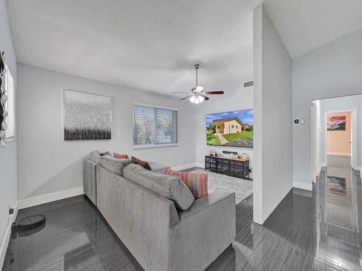 Luxury 2br 2ba W/ Parking, 5 Min To Beach & Shops - Aventura, FL