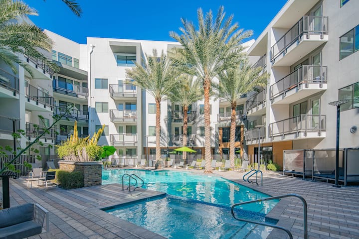 Luxury Golden Condo W/ Resort Pools! - Phoenix