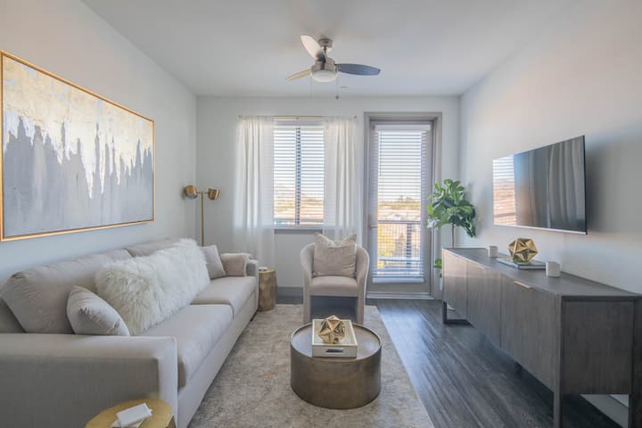 Luxury Golden Condo W/ Resort Pools! - Phoenix, AZ