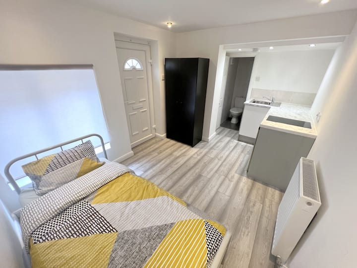 Studio Flat Off Sutton High Street (Ground Flr) - Epsom