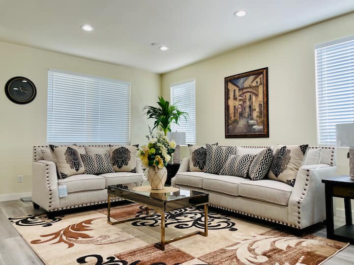 Stunning Entire House Perfect For Family Getaway - Rancho Cucamonga, CA