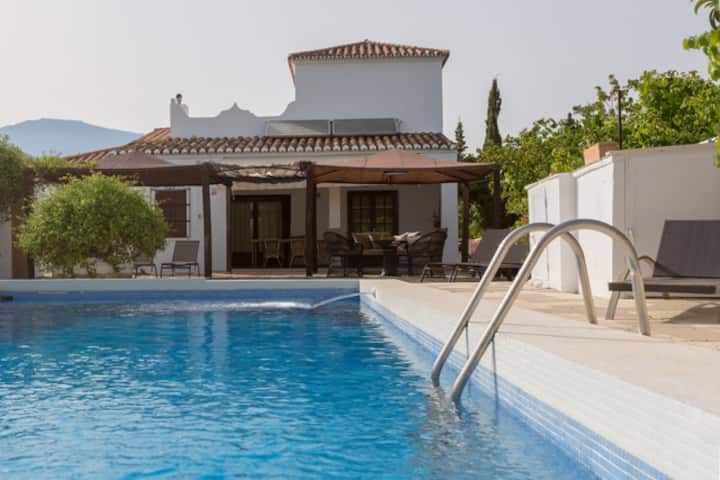 Fantástica Villa Con Piscina - Estepona