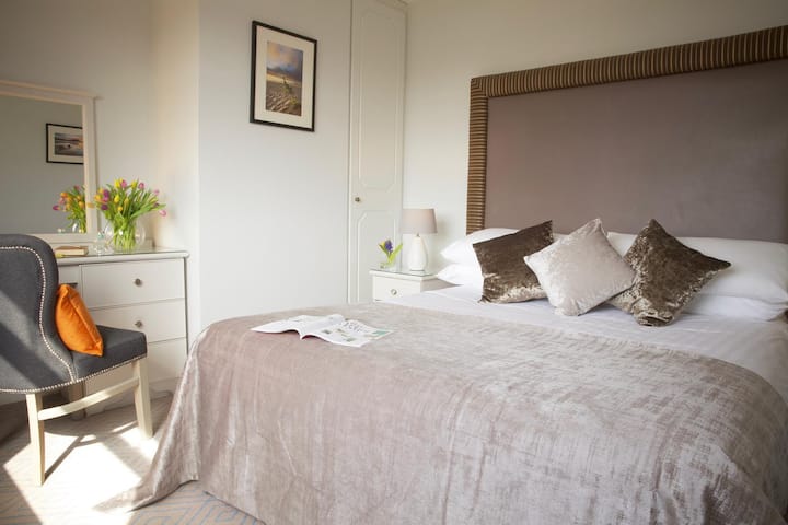 Westport Heights - Queen Room Shared Bathroom - Westport