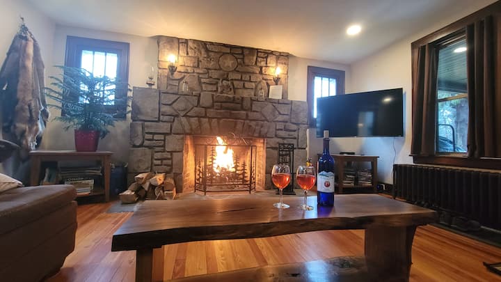 Remodeled Rustic Log Home-5 Acres - Indian Lake, PA
