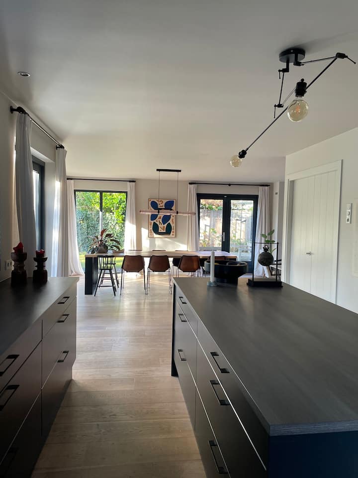 Family House Near Nature And City - Huizen
