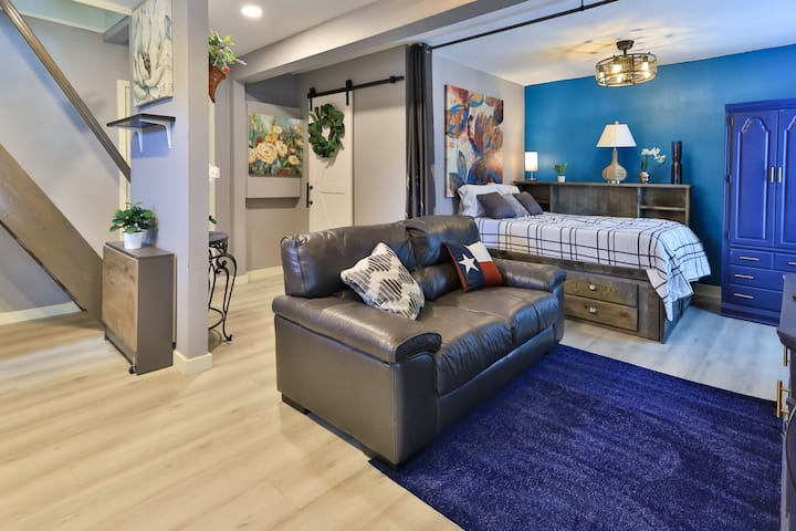 Studio Loft 1br/1ba Hottub Hideaway, Firepit, Deck - Globe Life Field - Arlington