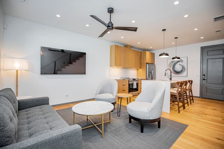 Modern Rh- Cntr Located -6 Min Walk To Momentary. - Rogers, AR