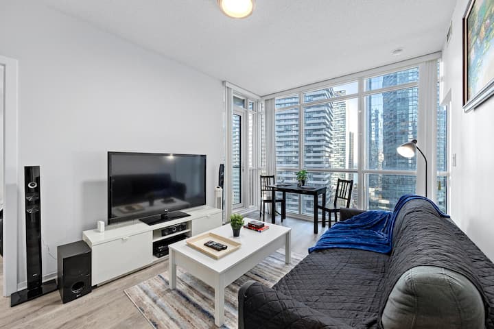 Classy 1br Plus Den W Amazing Skyline View And Wfh - Toronto