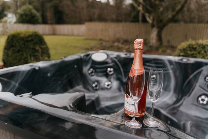 Relax & Unwind At Cosy Irish Cottage With Hot Tub - Northern Ireland